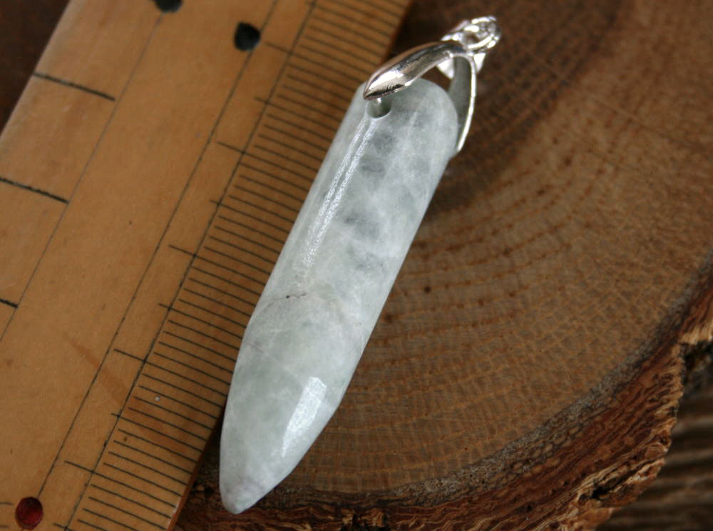 産　地：　糸魚川産（新潟県・国産） 制　作：　清山 作 　　　　　地元糸魚川の匠 サイズ：　39mm*9mm*9mm パーツ：　S925 　この翡翠は地元糸魚川の天津神社(安産、合格、家内・交通安全)・奴奈川神社(縁結び)にてお清め（翡翠お...