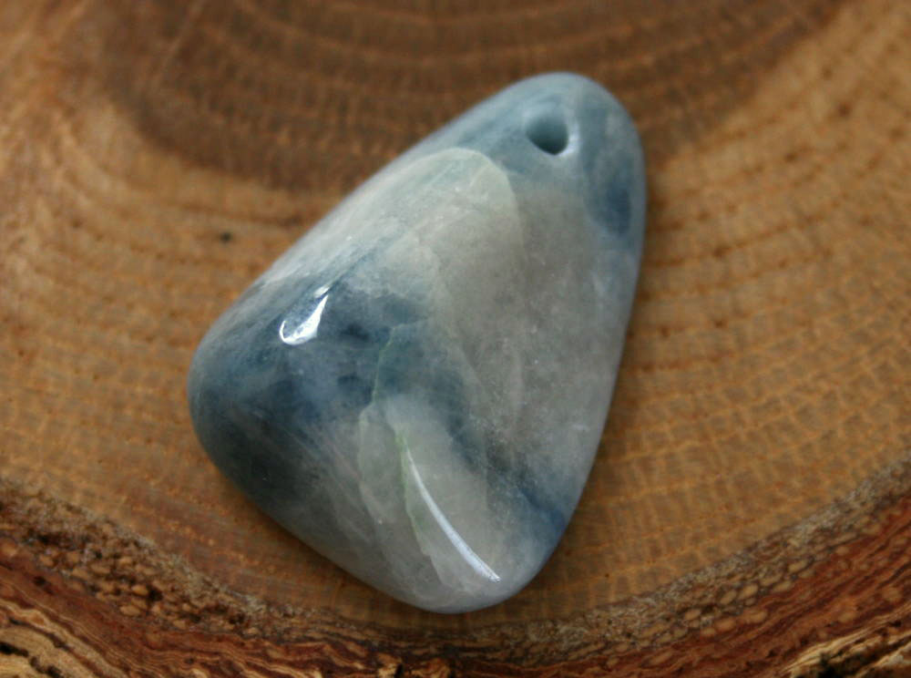 産地　：　糸魚川産（新潟県・国産） 　コンサワ産（小滝産） 制作　：　陽春 作 　　　　　長野県の翡翠工芸師 サイズ：　27mm*19mm*10mm 穴径　：　1.5mm 　この翡翠は地元糸魚川の天津神社(安産、合格、家内・交通安全)・ 奴...