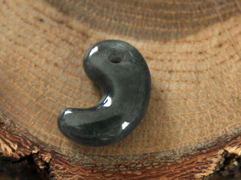 産地　：　糸魚川産（新潟県・国産） 制作　：　Sou 作 　富山県の翡翠工芸師 サイズ：　18.8mm*12mm*6mm 穴径　：　2.5mm 　この翡翠は地元糸魚川の 天津神社(安産、合格、家内・交通安全)・ 奴奈川神社(縁結び)にてお清...