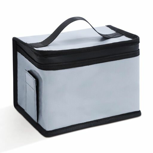 【1000°までの耐火性】両面とも1000°までの耐火性を持ち、充電際の安全性を高めます。 【防水性】優れた防水性も持っており、湿気などを防ぐのほか、お手入れも簡単です。 【利用便利】充電口、頑丈なダブルファスナーとハンドル付き、バッテリー...