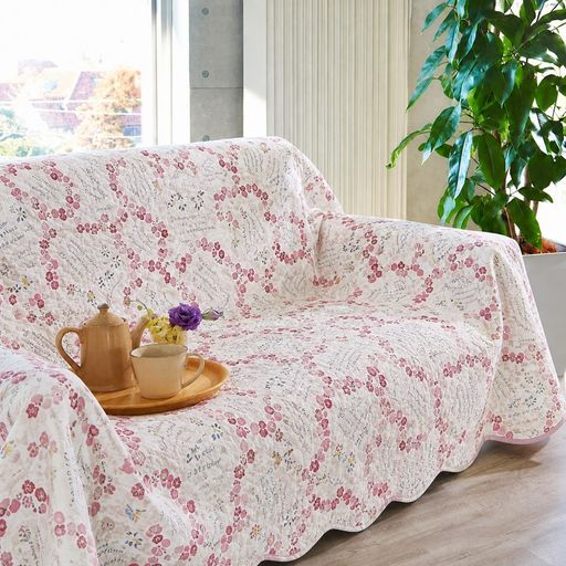 [サイズ](約)190cm X 190cm 本体重量:1.24KG(平均値)カラー:レッド [素材] 表地:棉100% 中材:ポリエステル100% 裏地:ポリエステル100% 中綿充填量:200g/m2 清楚で可愛い柄で、かわいい雰囲気が生...