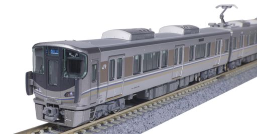 KATOのNゲージ車両、225系100番台 (3次車) 新快速 8両セットです。 網干総合車両所所属のI10編成 (8両セット)を製品化。 各先頭車ともに貫通扉上部に段差がない前面を再現。