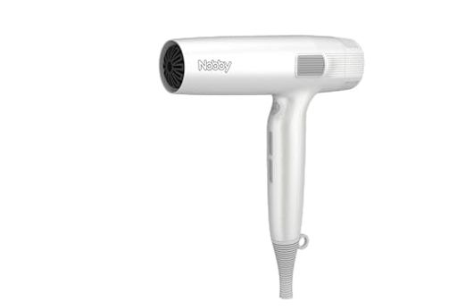 Nobbyドライヤーは、サロン専業メーカーの技術が詰まったハイグレードモデルで、強力な風量と安定した温度を両立。ブラシレスDCモーターの耐久性や軽量設計によって、プロのサロンワークを効率化しつつ、一般家庭でもスピーディなヘアドライが可能な点...
