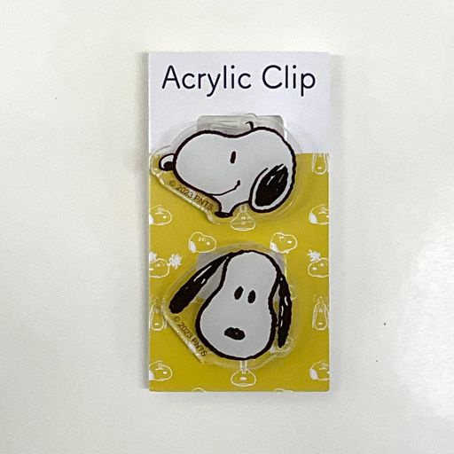 PEANUTSのスヌーピーの顔のアクリルクリップです 【特長】スヌーピーの顔のアクリルクリップです 【仕様】柄違いの2個セット 【使用例】30枚位留まります 【サイズ】パッケージサイズ:H98*W65mm*D15mm