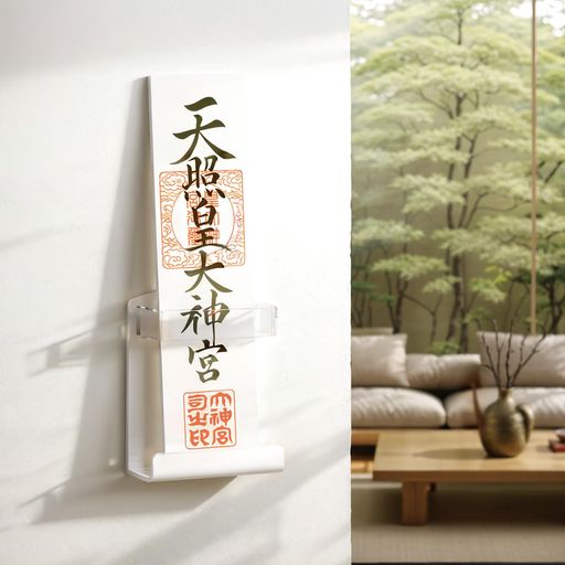 【御札立て・簡易神棚】本体は陶器のように真っ白なアクリル制で、フェンスには透明アクリルを使用しています。透明フェンスは美観を保ちながら神札の転倒を防ぎ、掃除もしやすく、管理のしやすい神棚であるのも特徴的です。 【モダンデザインの神棚】和室・...