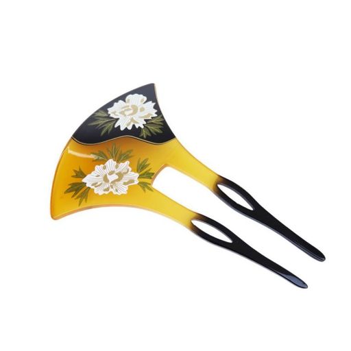 べっこう風の色合いに、小菊が二輪あしらわれています。大人しめのデザインと大胆な色使いで年代を問わずお使いいただけます。 古典柄の上品なデザインで、どんな色のお着物でもパッと映えます。また一本かんざしと合わせてお使いいただくと印象が違って見え...