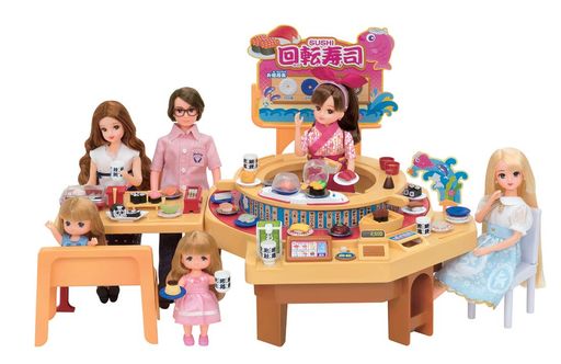 電池 :単3形アルカリ乾電池3本使用(電池は別売です。) 単3形アルカリ乾電池3本使用(電池は別売です。) ※セット内容以外の人形や小物は別売りです。 対象年齢 :3才以上 パッケージサイズ :W380xH270xD150(mm)