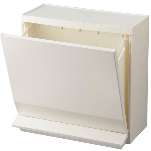 サイズ:約45x26.5x高さ45cm(ペダル部含む) 通路やキッチンに置いても邪魔にならない分別ストッカー。 奥行きは本体部分で約22cm。ペダル部分を入れてもわずか約26.5cmの薄型スタイルで、壁際や通路に置いても人の動線を遮りません...