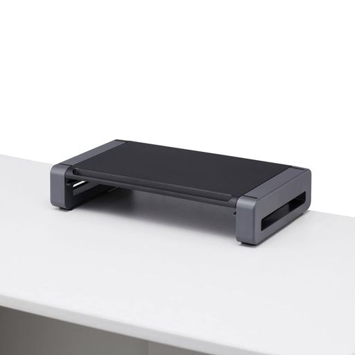 液晶ディスプレイ下または、前部に置いて、空間を有効活用できます。 使わない時のキーボードの収納に最適です。 天板前方にはタブレットやスマートフォンを立て掛けられるスリットがあります。 天板の耐荷重は15kgです。 脚部には滑り止めゴム脚付きです。