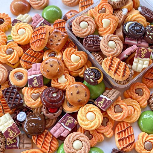 【お菓子モチーフ】クッキーやチョコレートなどのお菓子アソートデコパーツセットです。 【セット内容】デコパーツ約40個入りと、専用の強力両面シール30枚付きです。 【大きめサイズ】存在感のある、大きめサイズのデコパーツです。 【使いやすい】裏...