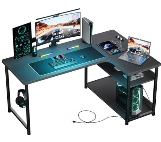 【高級感溢れるカーボン調&amp;人気の理由】ファッショナブルなデザインと高級感あふれるカーボン調のゲーミングデスク。コンセント付き、可動式棚、モニター台、配線穴、物の落下防止の仕切り板など、便利で機能的なデザイン。美しさと実用性を兼ね備え...