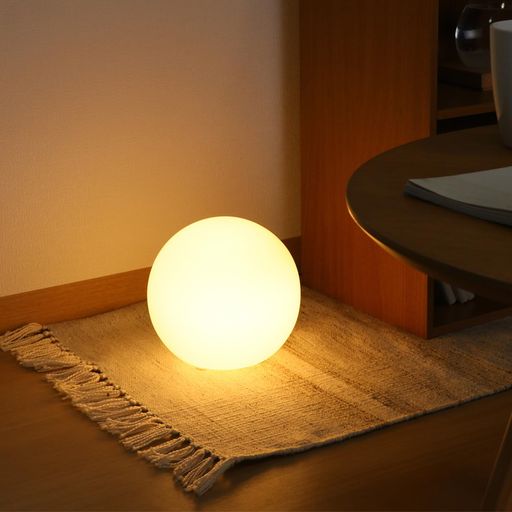 満月のような、まんまるフロアライト サイズ:幅20x奥行20x高さ20cm 本体重量:0.8kg 素材・材質:ガラス 原産国:台湾 電球:E26W40(電球は付属していません)