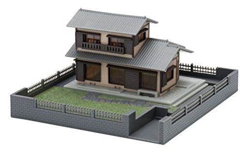 瓦屋根の庭付き一戸建て住宅