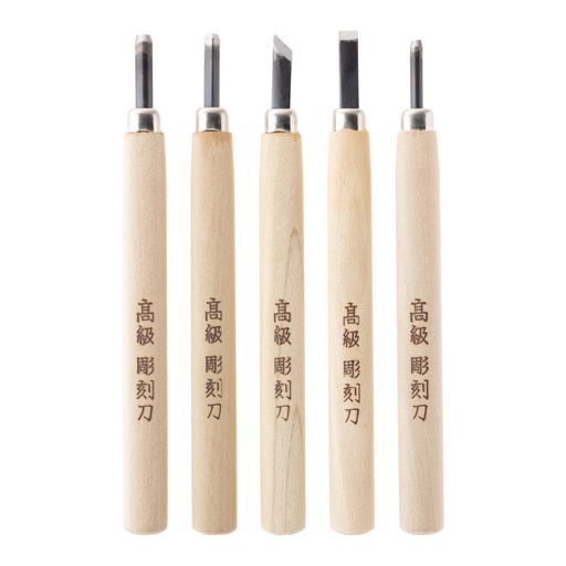 サイズ:彫刻刀/全長180mm、砥石/幅20x奥行7x高さ55mm、収納ケース/幅90x奥行17x高さ215mm 質量:185g 材質:刃/刃物鋼(SK-5)、ケース/スチロール樹脂 セット内容:平刃7mm、右斜刃7mm、三角刃4mm、丸刃...