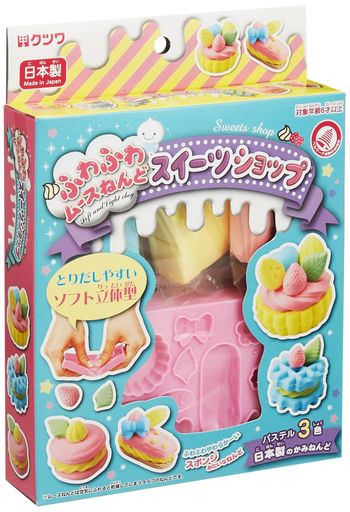 【特徴】ふわふわかみねんどで、おいしそうなおかしが作れます。 【仕様】ムースのソフト粘土型(スイーツ)、ムース粘土(イエロー・ピンク・ブルー) 【サイズ】高さ 20.5x幅 15x奥行 3.5cm 【パッケージ仕様】紙箱入り 【素材】(ねん...
