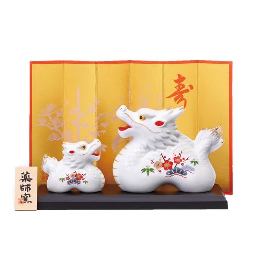 インドア サイズ:(親)高さ8cmx横巾10.5cm (子)高さ5cmx横巾6cm 2024年の干支です。良き年を迎える為に縁起の良い干支飾り。飛躍の年になりますように。