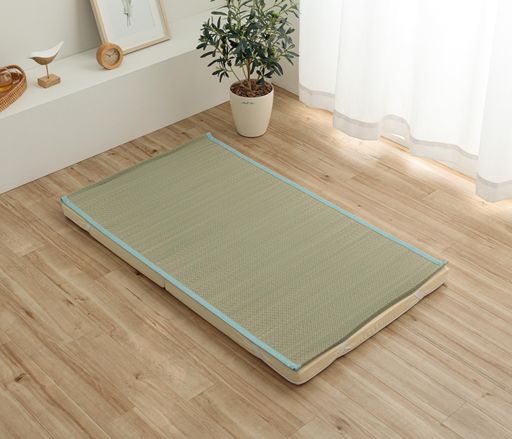 【商品紹介】国産(九州産)のい草を使用したい草の敷きパッドです。一本一本が太く、表皮が厚く繊維がキメ細かいので弾力性があり、耐久性に優れています。また、無染土のい草を使用しておりますので柔らかく、すべすべとして身体にフィットします。 【汗か...