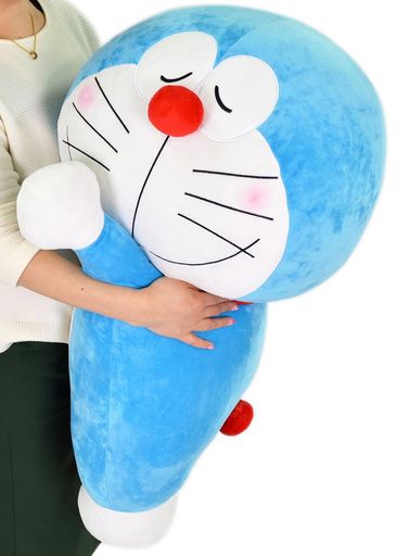 見つけた瞬間に思わず抱きしめたくなる、愛らしいデザインの抱き枕。細部までこだわった刺繍でキャラクターの魅力が表現されています。 マイクロファイバーの滑らかな肌触りが心地よく、添い寝にぴったり。気持ちの良い抱き心地で、日々の疲れを優しく癒して...