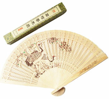 優しい絵柄、丁寧に仕上がった扇子です。 夏の涼しい風が漂ってきます。　サイズ：長さ　 閉じた時　　　　約22センチメートル 　　　　 開いた時　幅:約40センチメートル 材質：白檀 扇子袋をプレゼント