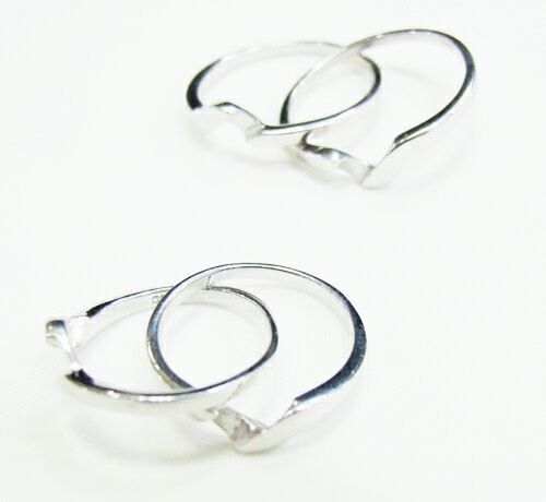 ペアリングとして、二人の約束、新しい出会いの始まり 永遠に一緒にいましょう！ 一緒に春夏秋のお出かけにあわせて、その日の気分に組み合わせ、PARTY、ギフトなどにも活用。 サイズ：6号ー22号 材質：銀925 ケース付