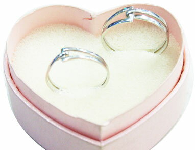 ペアリングとして、二人の約束、新しい出会いの始まり ずっと仲良く一緒にいましょう！ 一緒に春夏秋冬のお出かけにあわせて、その日の気分に組み合わせ、PARTY、ギフトなどにも活用。 サイズ：6号ー23号　 材質：銀925 ケース付