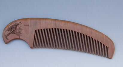 サイズ：長さ　約18センチメートル 材質：桃の木 中国製桃の木で作られた櫛です。 桃の木は体の気の循環を滑らかにする効果があります。 携帯に最適です。 お仕事の合間等リラックスタイムをお楽しみください。