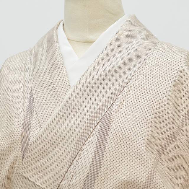 商品情報 9 リサイクル着物 大島紬 正絹 仕立て上がり 女性 裄65.5cm M 身丈162.5cm L ベージュ色系 蚊絣文様 特品★★★★ pp1315b ★説明 ベージュ色地に蚊絣や立涌文様が織り込まれた柔らかな手触りの大島紬のお着...