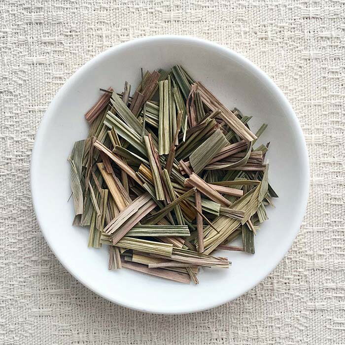 商品情報名称コウボウ（香茅）産地名台湾内容量1袋 100g※大口発注は別途ご相談ください。割引等がございます。保存自然乾燥備考ひとつ屋の植物染料には、生薬（漢方薬）として販売されているものをはじめ、自家栽培しているもの、さらには野山で採取し...