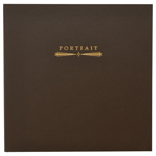 ペーパークロスを表紙に使用した、タテ・ヨコ兼用写真台紙【商品仕様】仕様:二つ折り、タテヨコ兼用表紙材質:ペーパークロス（非塩ビ製）表紙:アンコなし（2.5mm）中額中抜き:Vカット抜き表紙外寸法:340×340mm中額中抜き寸法:277×1...