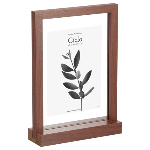 透明な余白による浮遊感が写真を引き立てるフローティングフォトフレーム【商品仕様】フレーム材質:木製額縁外寸法:約W192×H265×D60mm(スタンド含む)画面サイズ:約W160×H232mm透明板:アクリル板重量:約485g吊りヒモ:な...