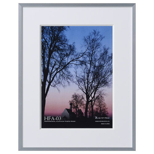 展示会等に最適なワイドマットタイプの日本製アルミ額縁【商品仕様】フレーム材質:アルミ製額縁外寸法:約W195×H245×D22mmマット外寸法:約W190×H240×D2mmマット中抜寸法:約W117×H168mmマット仕様:Vカットマット...