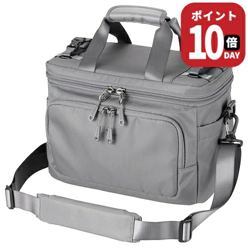上品な素材感にタフな耐久性と優れた収納力を凝縮。シーンを選ばない機能的デザインのショルダーバッグ。【商品仕様】カメラ収納部内寸法:約W340×H240×D150mmPC収納部参考収容寸法:約W325×H230×D15mm外寸法:約W370×...