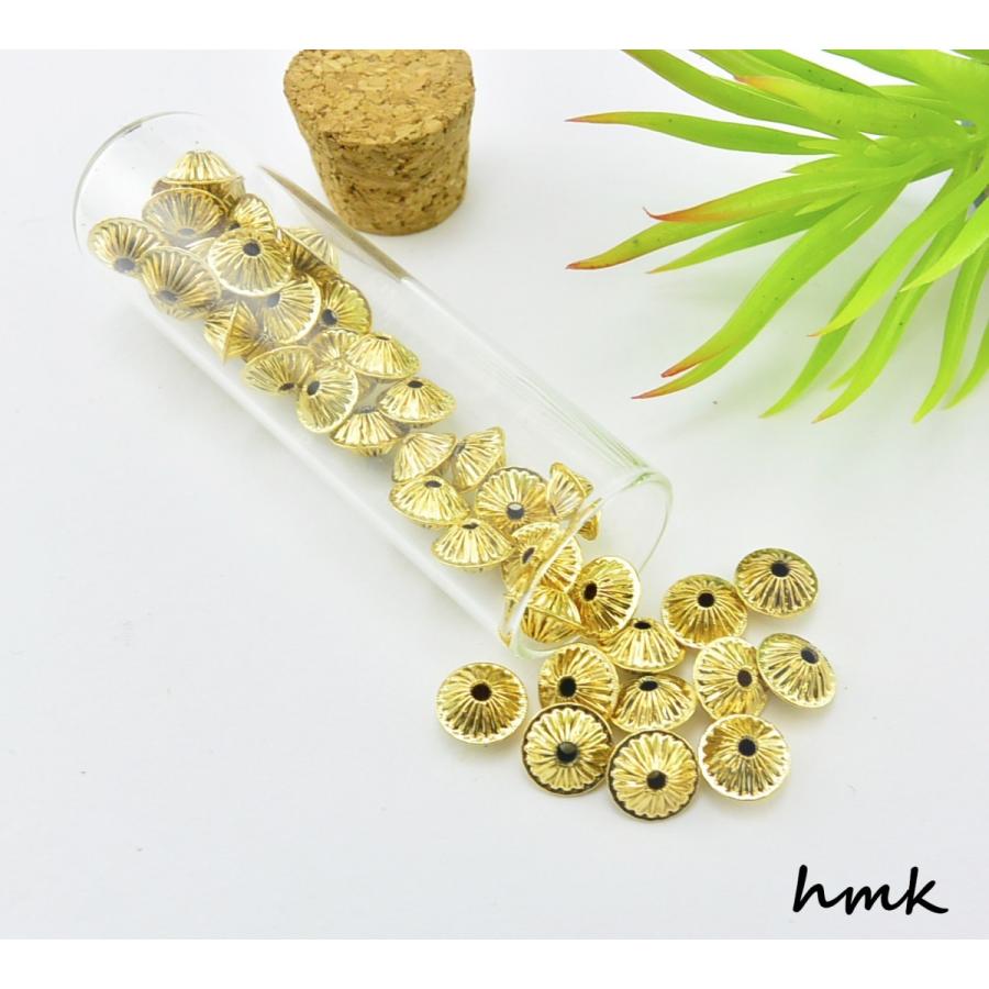 10mm ロンデル パーツ×15個入り、カラーがゴールドです。アクセサリーパーツやピアス、その他モチーフとしてご利用くださいませ。通し穴が上下にございますので、ビーズやパーツをつなぎ合わせアレンジ自由です◎サイズ：横 約10mm×縦 約10...