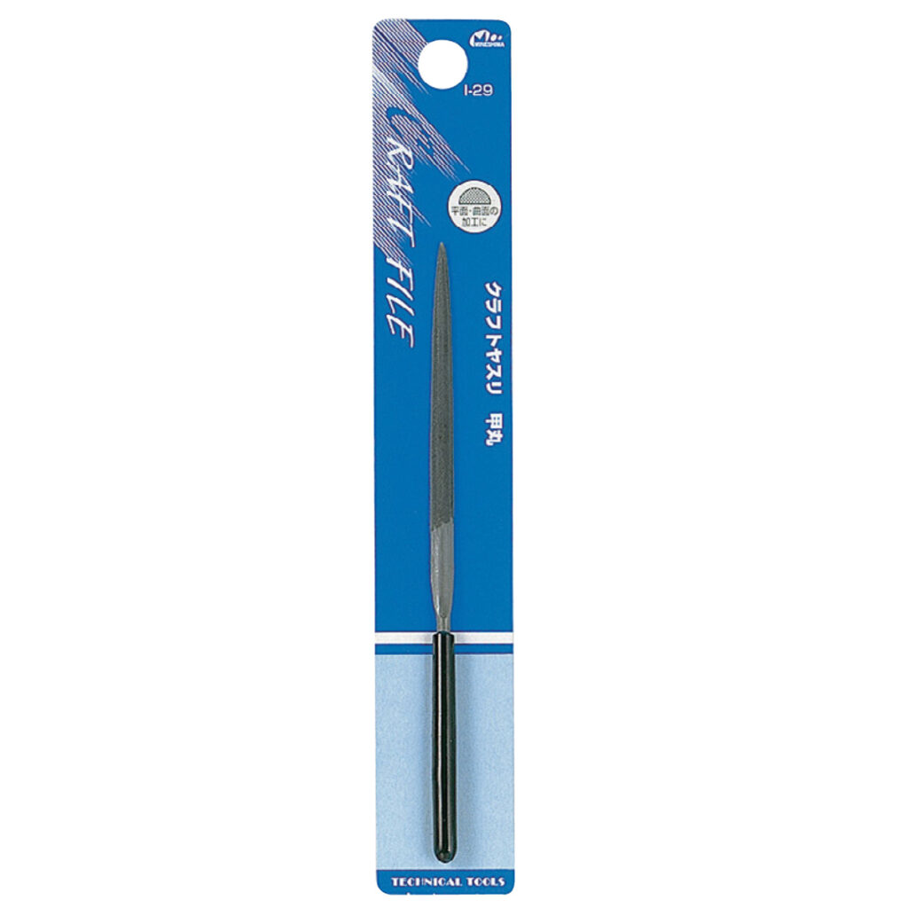 商品説明 プラモデルのゲート処理に使用するクラフトヤスリ。 荒さは細目相当。 平面、曲面の加工に適した甲丸形状。 プラモデル制作における様々な場面で活躍します。 ・全長140mm ・ヤスリ部幅：先端 約1mm/中部〜根本約5.3mm ・ヤス...