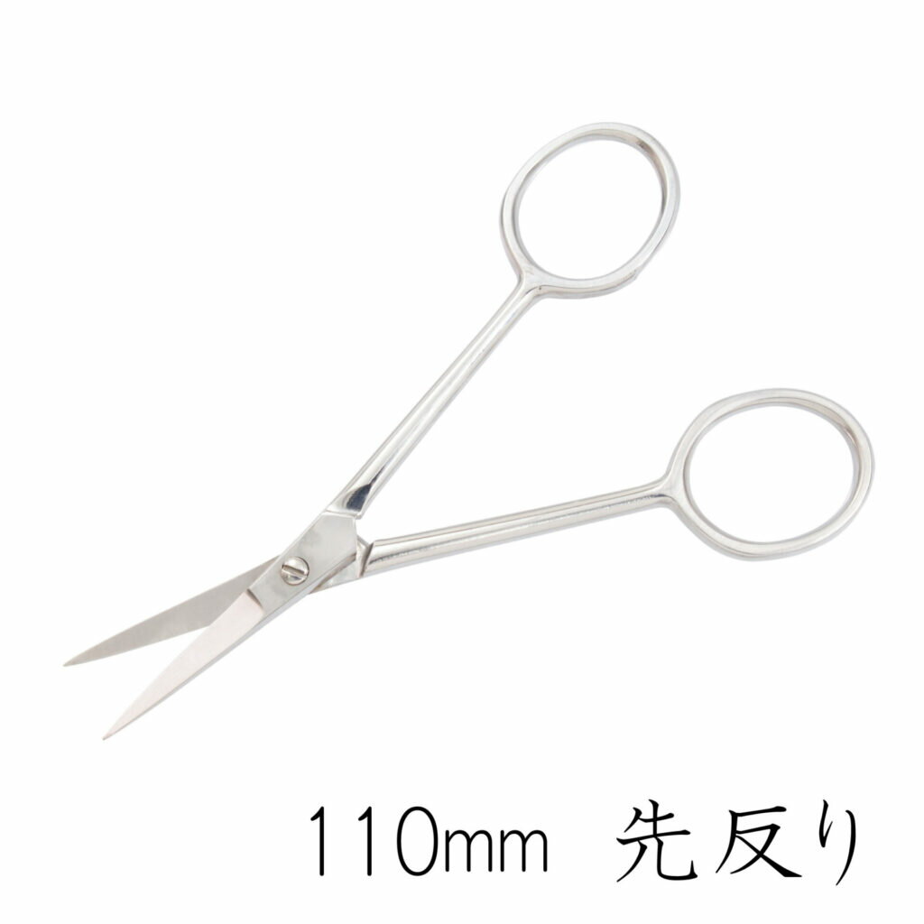 商品説明 シャープな切れ味が特徴の精密ハサミ！ デカールシールの切り抜きや、フェルトなどの布類のカットに適した小型のハサミ。 切れ味のよい刃先で細かいカッティングも綺麗に切ることができます。 予約商品の場合、コチラをご確認下さい。