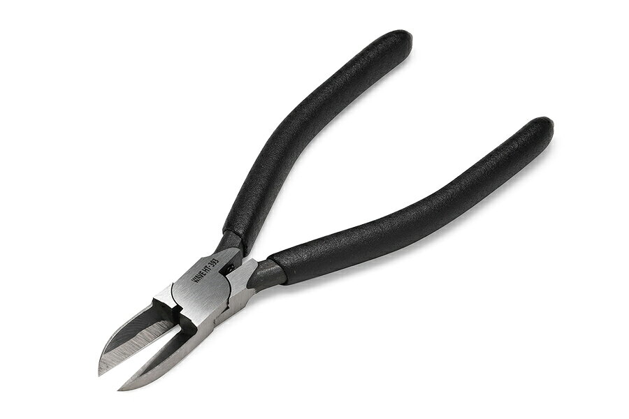 商品説明 刃先が長くプラ板やパーツをカットしやすい！切り残しの少ないフラットタイプニッパー！ 刃の長さ：約28mm プラ板の切り出しや、パーツの切断などに便利な刃先が長めのフラットタイプニッパー（両刃タイプ）。 太い軸棒などのカットにも便利...