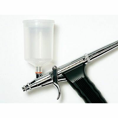 商品説明 【広い面積の塗装に活躍する大容量カップ】 大型モデルの塗装やつやを出すために厚吹きする時などに便利な大容量カップです。 半透明の樹脂製で軽く、取り回しも気になりません。 【スペック】 樹脂製塗料カップ(40cc) 予約商品の場合、...
