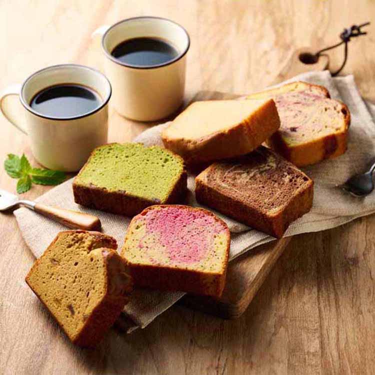 フルーツを混ぜ込んだ大きなしっとりパウンドケーキです。ずっしりとしたサイズ感ですが、ふんわり軽い食感で意外にぺろりと食べられます。朝食代わりやデザートにも。フルーツとフレーバーが組み合わさったそれぞれの味わいをお楽しみください。●商品サイズ...
