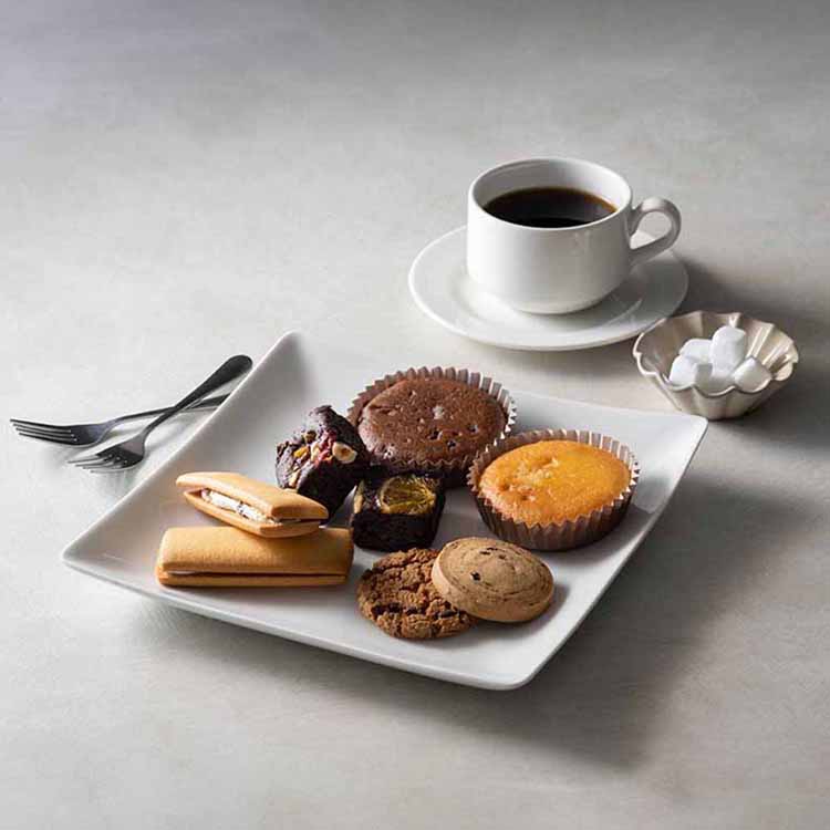 ホテルオークラの焼菓子の詰合せ。チョコレートを使用したブラウニー、しっとりした焼きあがりのマドレーヌなどさまざまな焼菓子を取り揃えているのにも、選ぶ、味わう楽しさを届けたいというおもてなしの心を感じて頂けるセットとなっています。●商品サイズ...