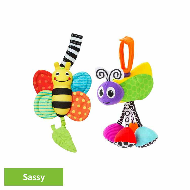 【特徴】Sassyのキャラクターがジッタートイとして新登場！明るいはっきりした色彩が赤ちゃんの視覚を刺激します。キャラクターを下に引っ張るとぶるぶると震えて、赤ちゃんの好きな音や触感などをたくさんのしかけで楽しめます。ベビーカーやバッグに取...