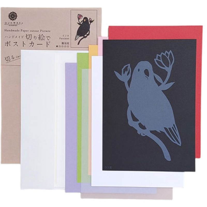 特長切り絵のポストカードを作成できるセットです。作り方付きなので初心者でも安心。絵柄を切る！好みの色を付ける！台紙に貼る！封筒付きなので切手を貼れば郵送もOK！仕様●セット内容 : 切り絵の下絵、色紙、トレーシングペーパー、台紙、封筒●必要...