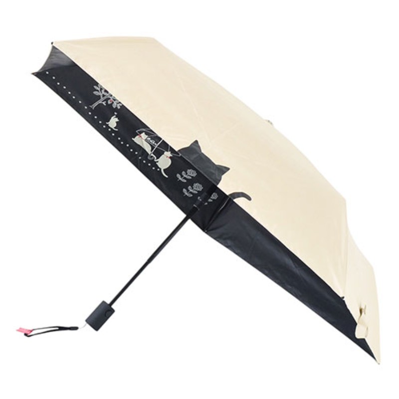 商品の特長黒コーティング晴雨兼用傘で一番人気の「傘と猫」が、手元ハンドルのボタンひとつで開閉できる自動開閉ミニ傘で登場です！！表面の黒猫シルエットのプリントはそのままに、裏面の傘の下でくつろぐ猫ちゃんに子猫が生まれましたまた共袋のネームバン...