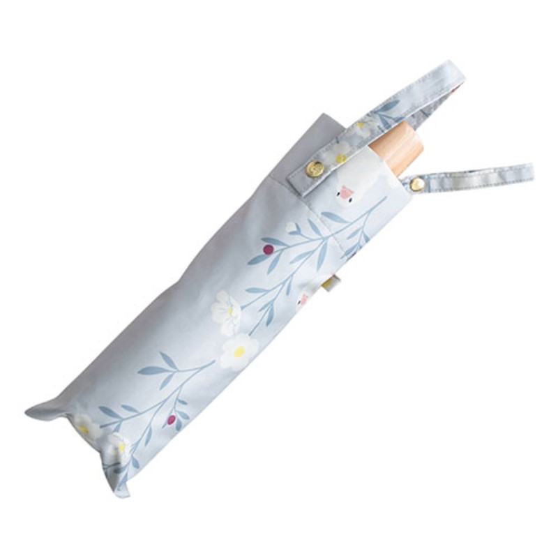 商品の特長紫外線遮蔽率/遮光率に優れる(※)裏シルバーコーティング生地を使用した、全天候対応の折りたたみ傘。人気のふくふくとした白文鳥さん×白いお花の総柄プリントの雨晴兼用傘です。共袋の持ち手部分は片側がホックボタンで取り外し可能なので、バ...