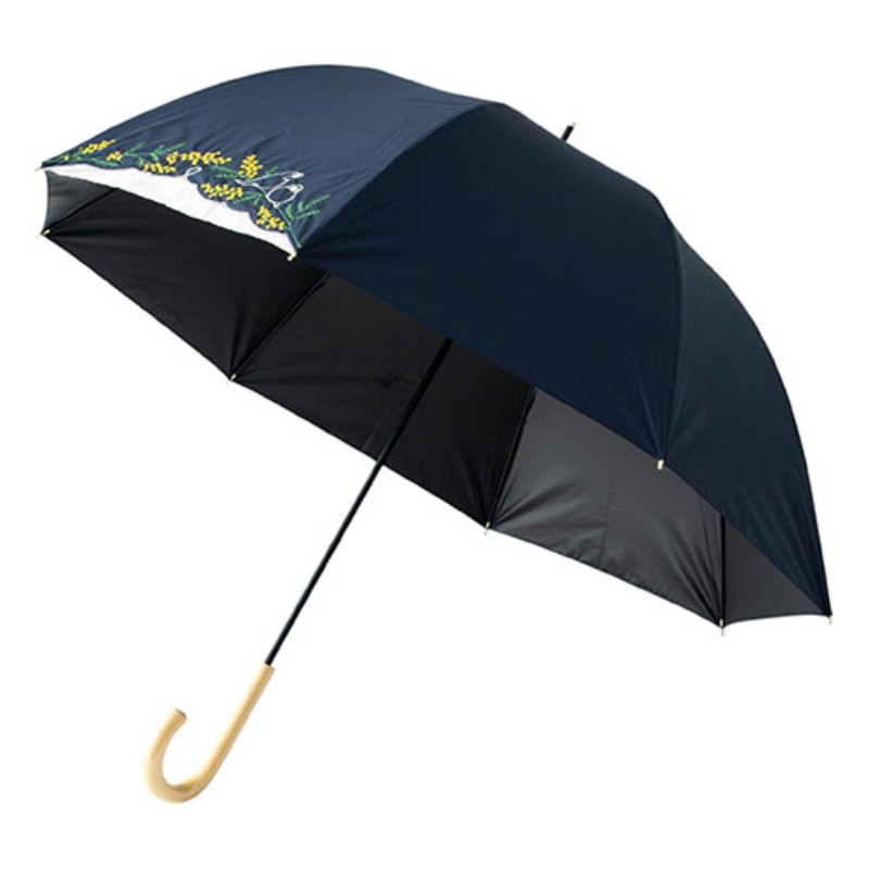 商品の特長人気の「ミモザ」と「文鳥」モチーフの組み合わせが最強な、春らしい刺繍の黒コーティング晴雨兼用傘です。正面1駒に、刺繍+オーガンジー風の透け感のある30デニールのナイロン生地を切継ぎしています。ネームボタンは小鳥モチーフの型押しボタ...