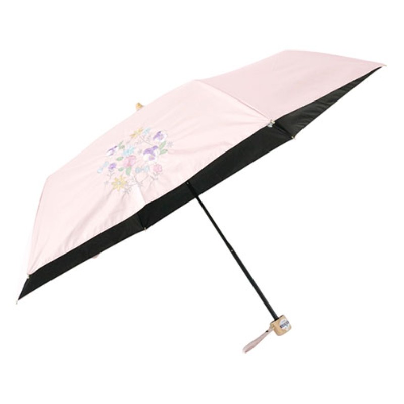 商品の特長正面1駒、色とりどりのお花がブーケのように刺繍されている華やかなデザインです。お花の輪郭をキラキラの銀糸で刺繍しているのがポイントの黒コーティング晴雨兼用折りたたみ傘です。ネームボタンは小鳥モチーフの型押しボタンになっていて、寸胴...