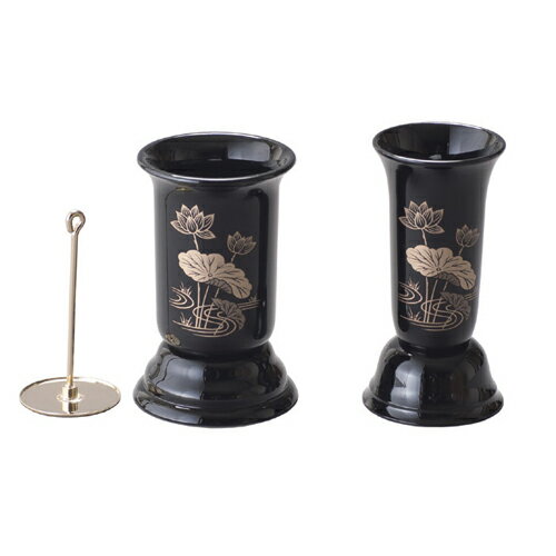 小スペースの仏壇周りにも置ける線香とロウソク立て。●山中塗りの落ち着いた品ある仕上がり。●短くなったろうそくでも取り出しやすいアイデアも。 仏壇周りがすっきりする山中塗の線香入れとロウソク立のセットです。ロウソク立には、短いろうそくでも取り...