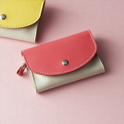 【商品説明】カードポケットにお札も入れておけば、ちょっとしたお出掛けにとっても便利。 ホック開閉式。 ファスナー小銭入・内カードポケット・背カードポケット×各1室。 ※天然皮革を使用している為、色が多少異なったり、シワなどがある部位も含まれ...