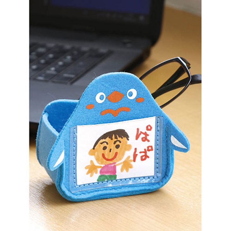 かわいいキャラクターのコンパクト小物入れ!商品サイズ(単位mm):103×123×60mm作画サイズ:65×50mm重量(g):21g材質:ポリエステル(フェルト)、紙包装サイズ:160x180x60mm備考※メーカー取り寄せ商品となります...