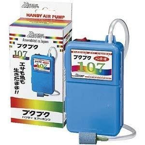 コンパクトで使いやすい設計の釣具。様々なシーンで活躍するアイテム。 使用電池: 単一電池2個（別売） 連続使用時間: 約30時間（マンガン電池使用時） 送風量: 毎分約1.0L 防水機能: なし ホース長: 60cm ストーン: 円柱型35...