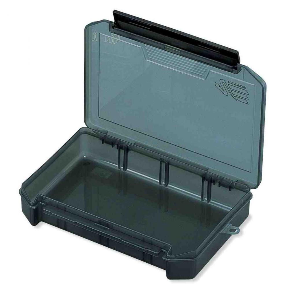 持ち運びや収納に便利な釣具用ケース。 角が従来の直角でないため、バックへの出し入れがスムーズ 一体式フックで簡単に開閉可能 可変仕切板が3枚付属 カラースモークブラック スペック サイズ: 205mm x 145mm x 40mm 素材: ...